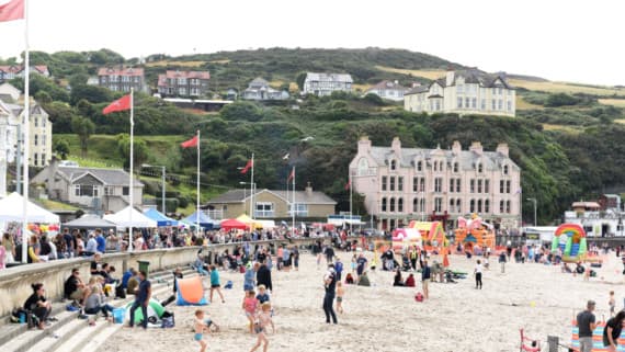 Beach fun in Port Erin draws the crowds | iomtoday.co.im