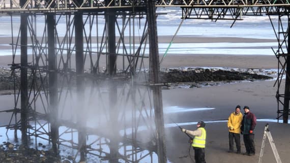 Checking the Iron Lady's legs | iomtoday.co.im