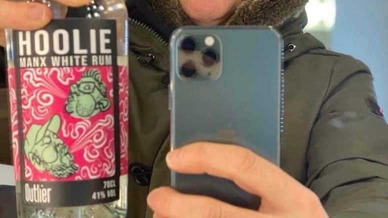 James Blunt snaps a pic of Manx rum after island concert | iomtoday.co.im