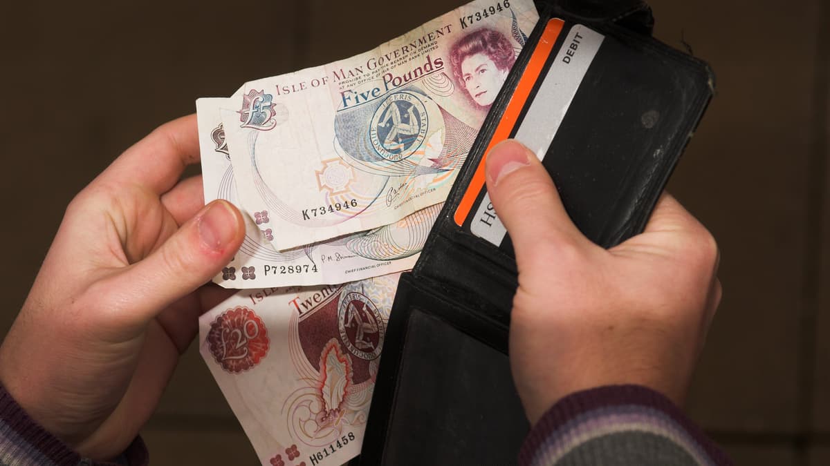 Benefits cheat who claimed nearly £30,000 failed to declare money she ...