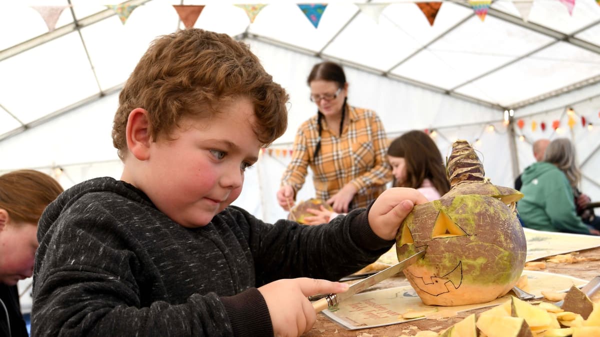 Families enjoy Hop tu Naa celebrations in Cregneash | iomtoday.co.im