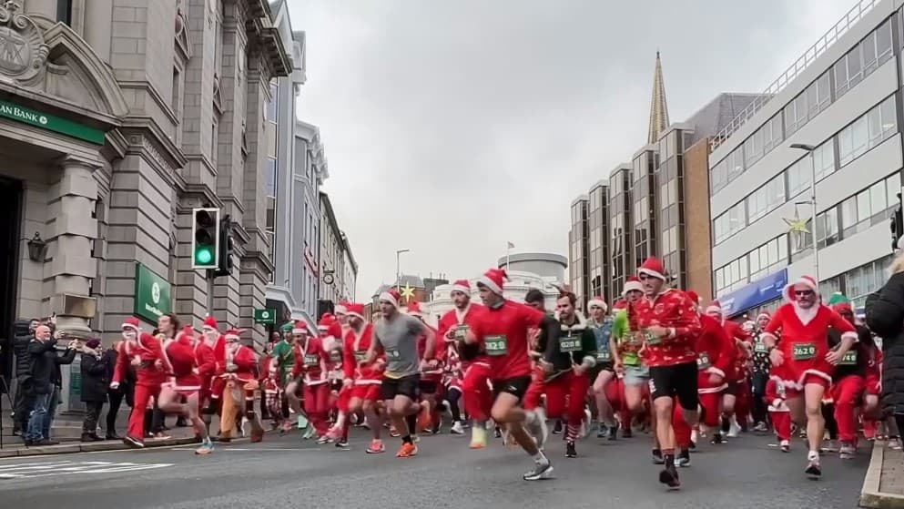 Santa Dash 2023: Video shows hundreds of Santas take to the streets for ...
