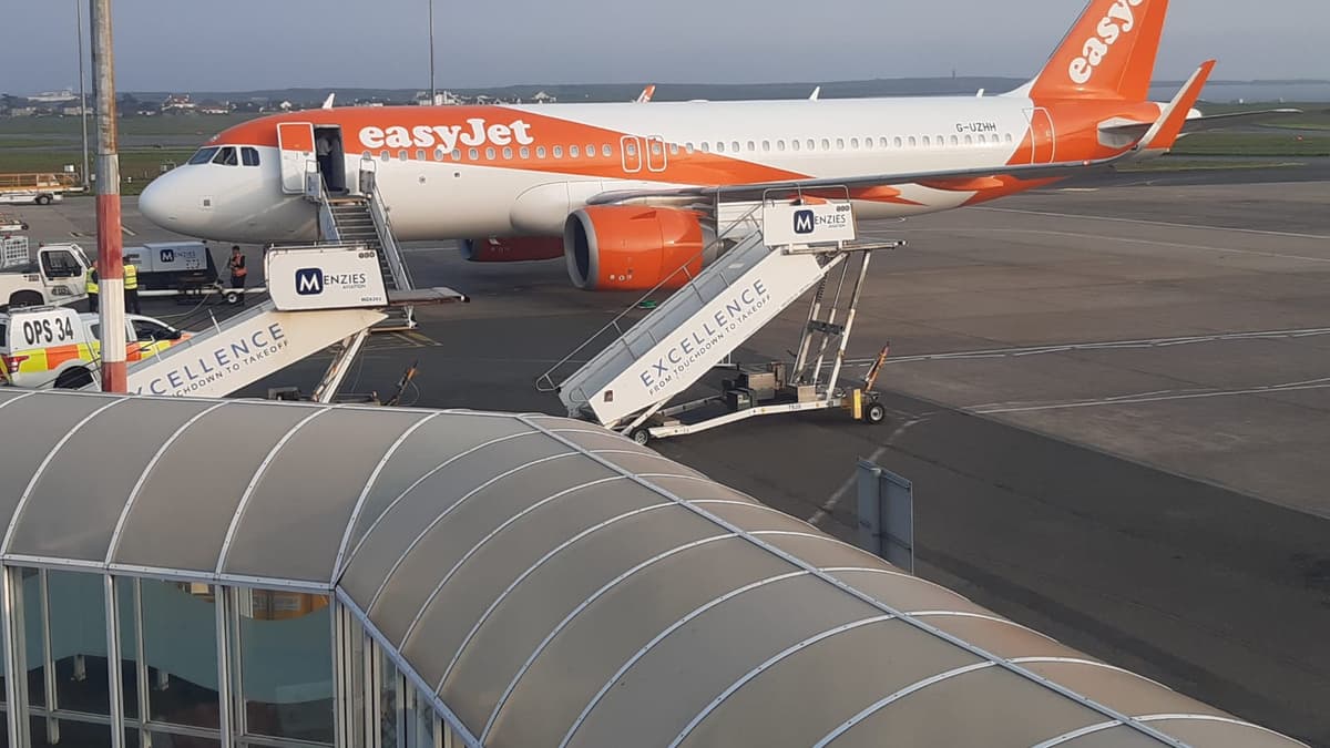 easyJet pilot gets 'round of applause' from passengers after explaining ...