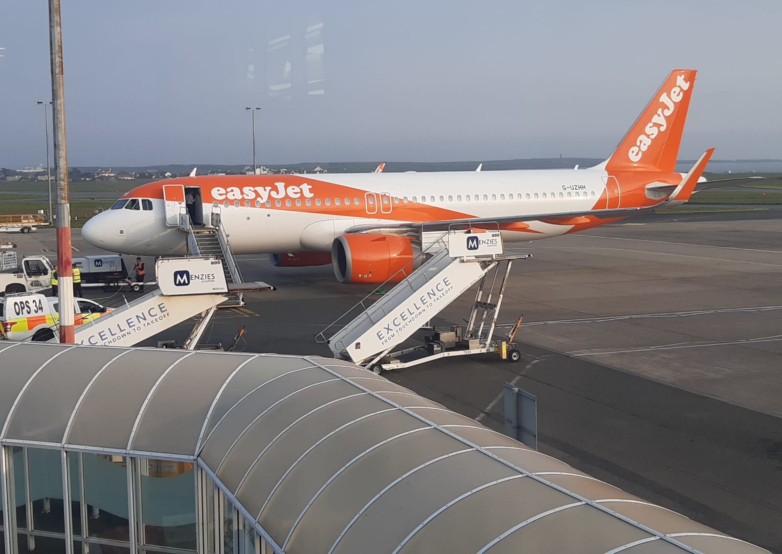 easyJet pilot gets 'round of applause' from passengers after explaining ...