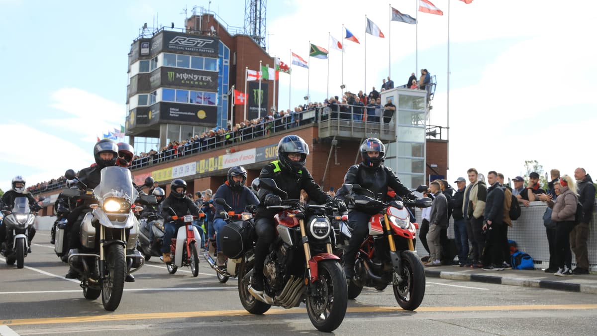 Isle of Man TT: Fans face four-hour queue for Steam Packet tickets ...