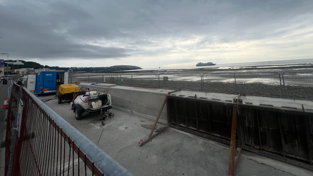 Pictures and video show new protective sea wall on Douglas Promenade ...