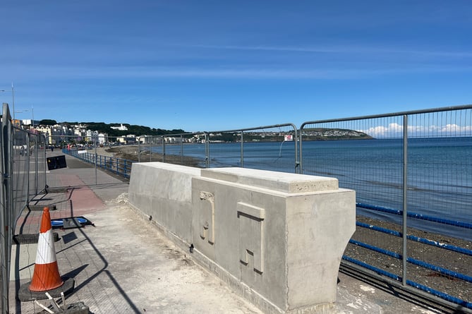 Pictures and video show new protective sea wall on Douglas Promenade ...