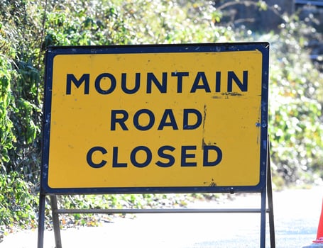 Crash shuts Mountain Road as police urge people to avoid the area ...
