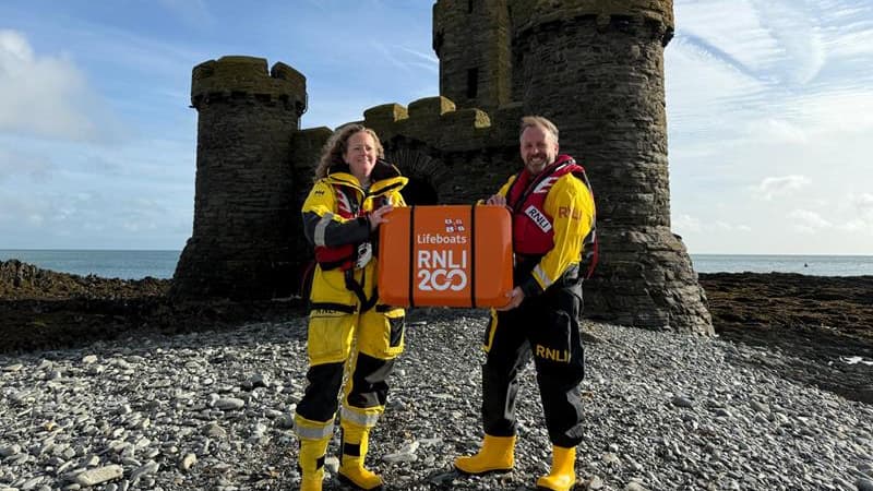Photos show historic completion of RNLI 200th anniversary scroll relay ...