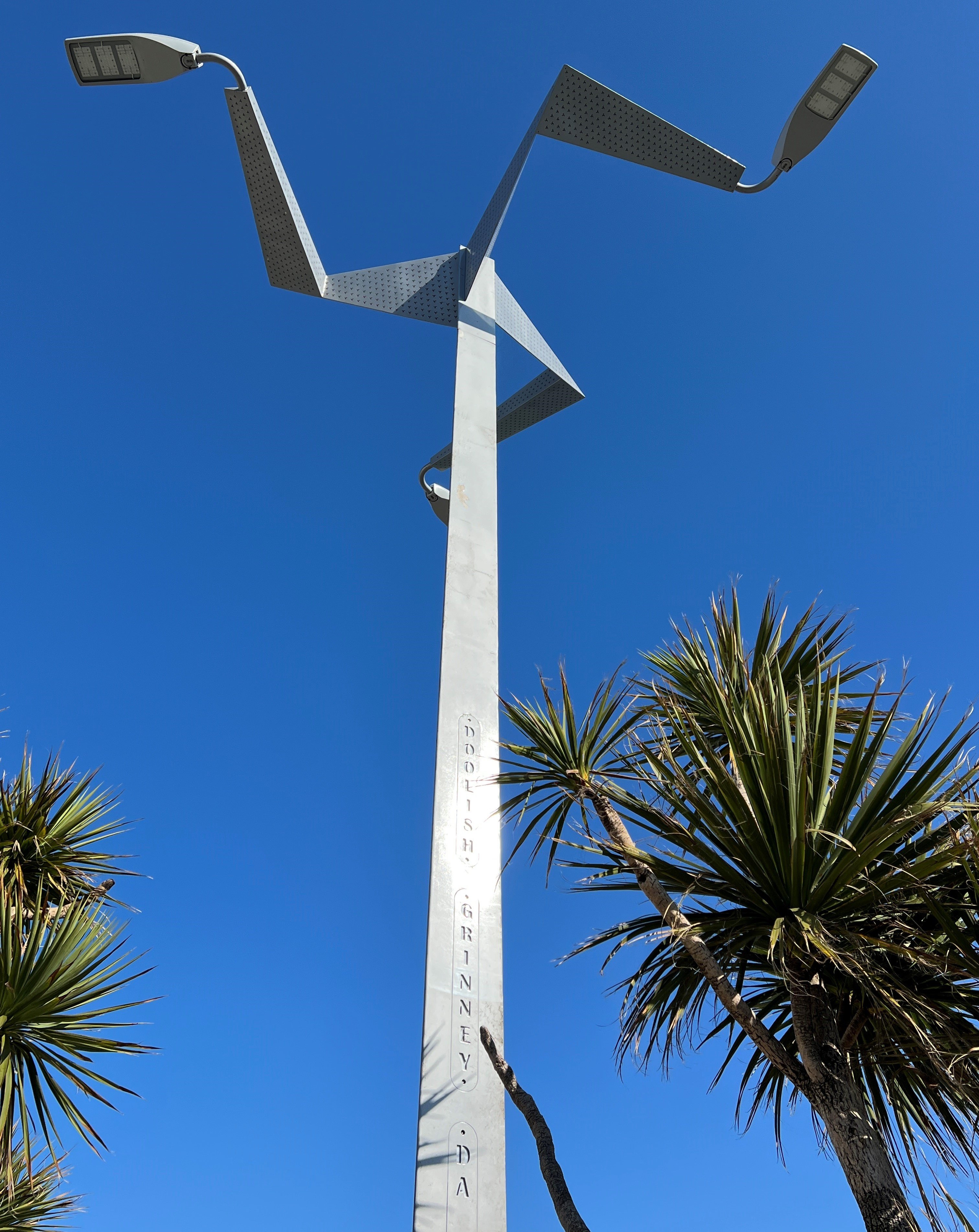 Pictures as striking new 'Three Legs' landmark is craned into position ...