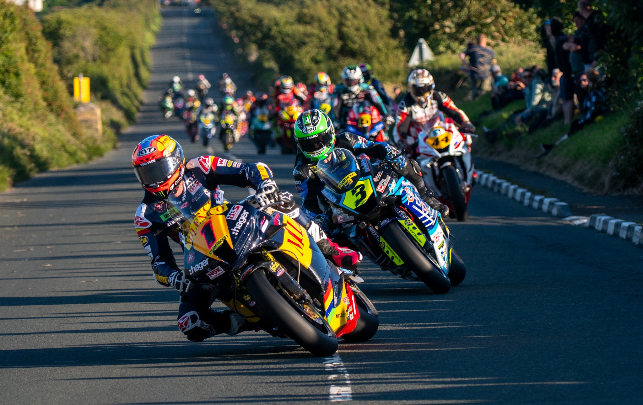 An action-packed evening of racing at the Southern 100 | iomtoday.co.im