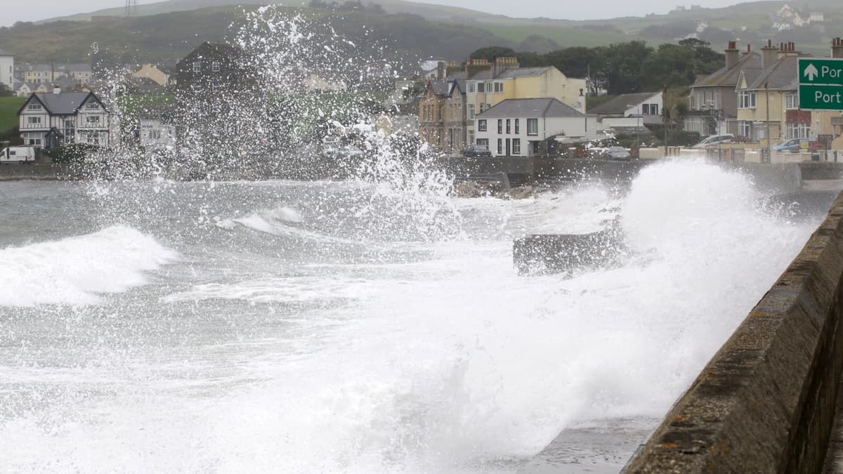 Met Office issue 28 hour weather warning for coastal overtopping ...