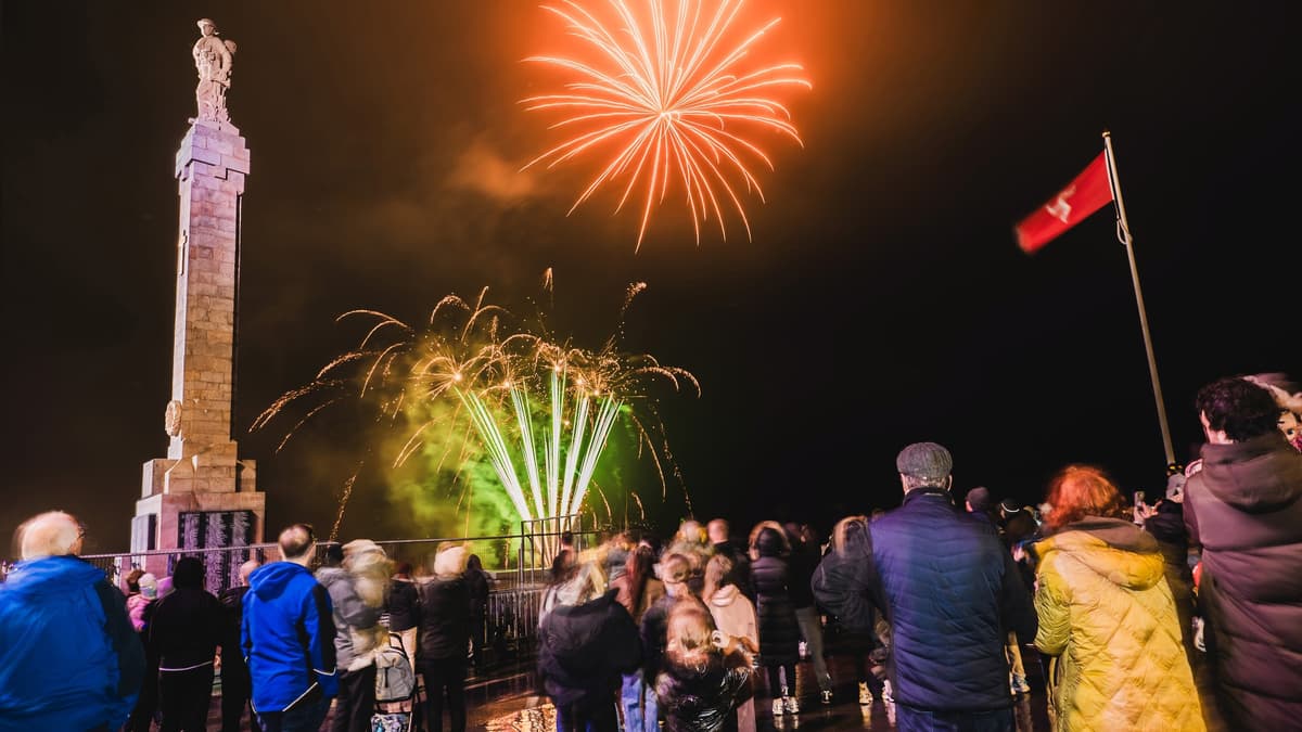 Stunning pictures as fireworks light up the sky above the Isle of Man ...