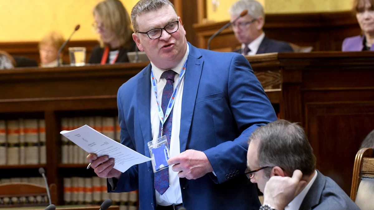 'Out of touch' Government ‘crazy’ over teachers’ snow day pay, says MHK ...