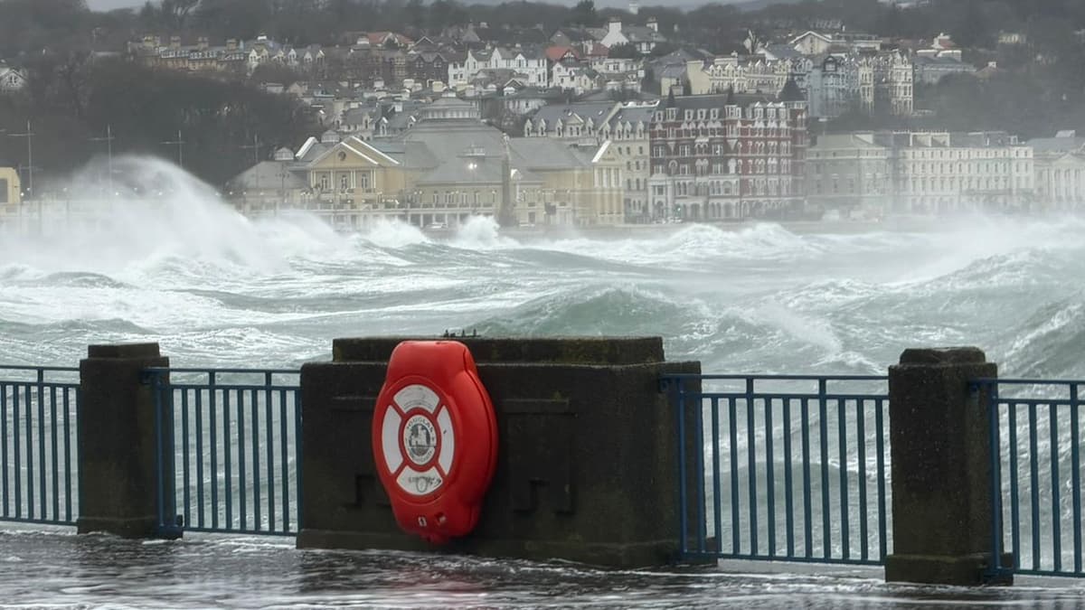 Number of promenades shut as huge waves crash over | iomtoday.co.im