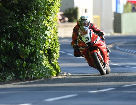 Isle of Man TT 2026 LIVE: Harrison leading Superbike race | iomtoday.co.im
