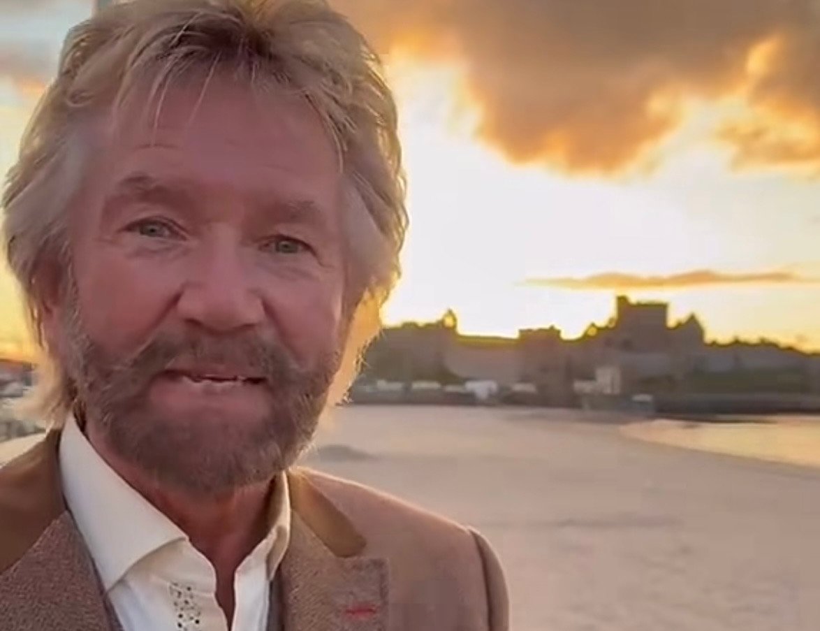 Noel Edmonds films himself soaking up the summer across the Isle of Man ...